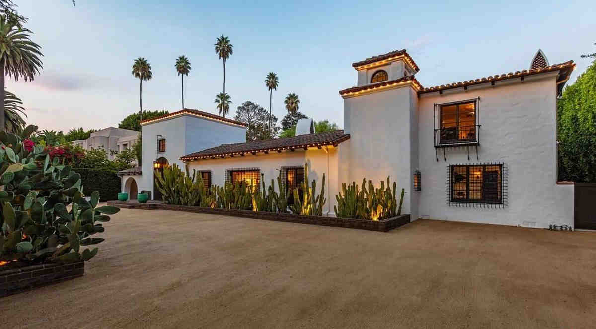 Encinitas iconic house Crescent House from the movie ‘Westworld’ is ...